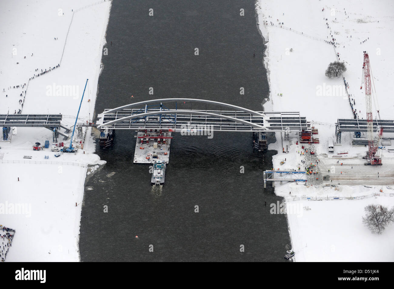 The 1.800ton heavy centrepiece of the Waldschloesschen Bridge is ...