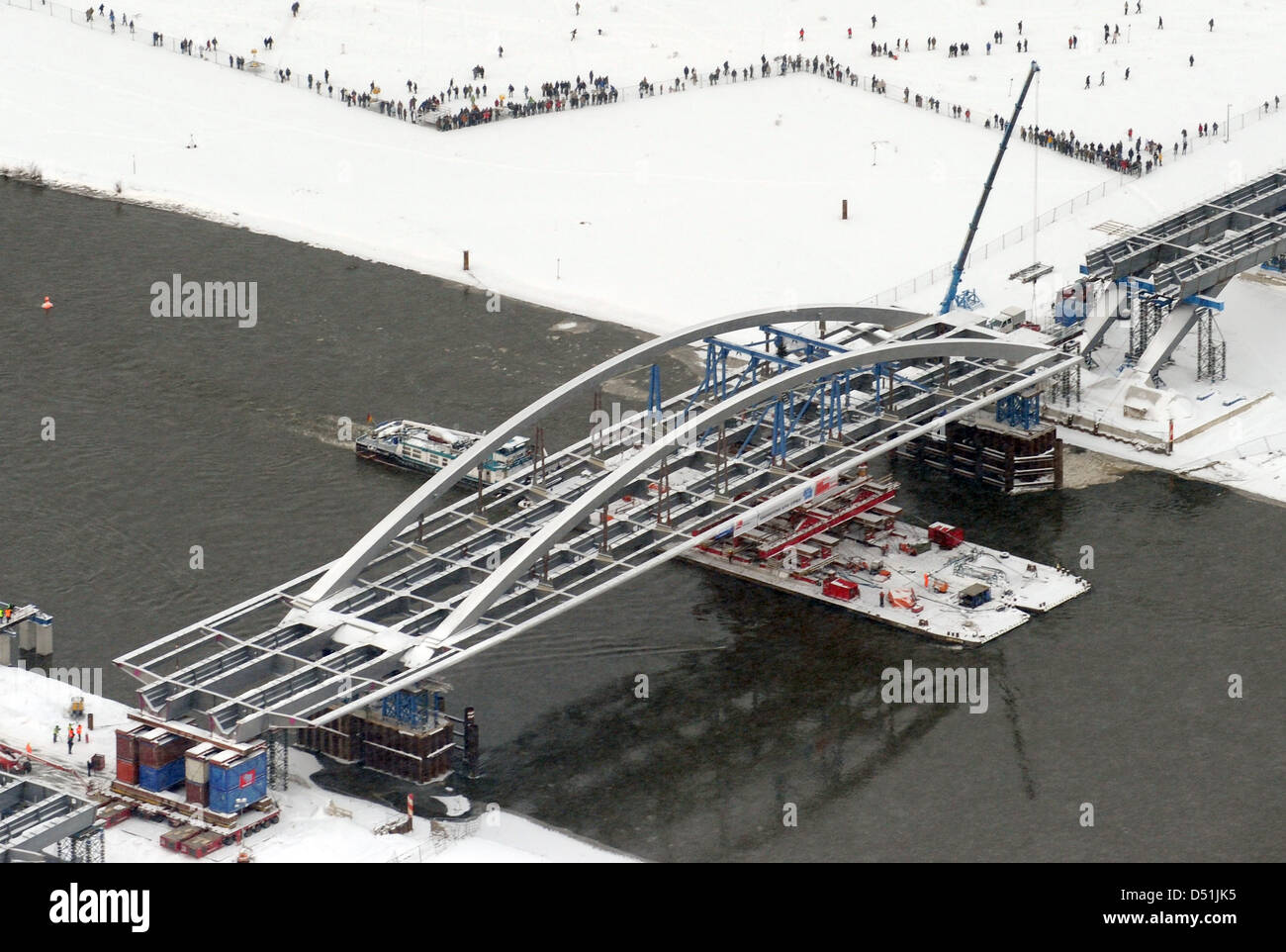 The 1.800ton heavy centrepiece of the Waldschloesschen Bridge is ...