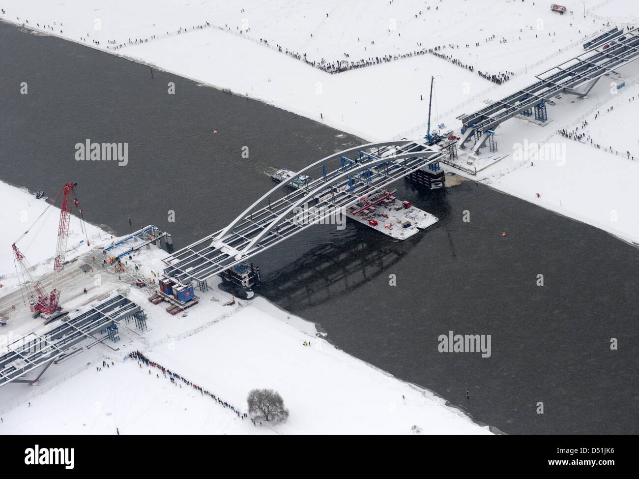 The 1.800ton heavy centrepiece of the Waldschloesschen Bridge is ...
