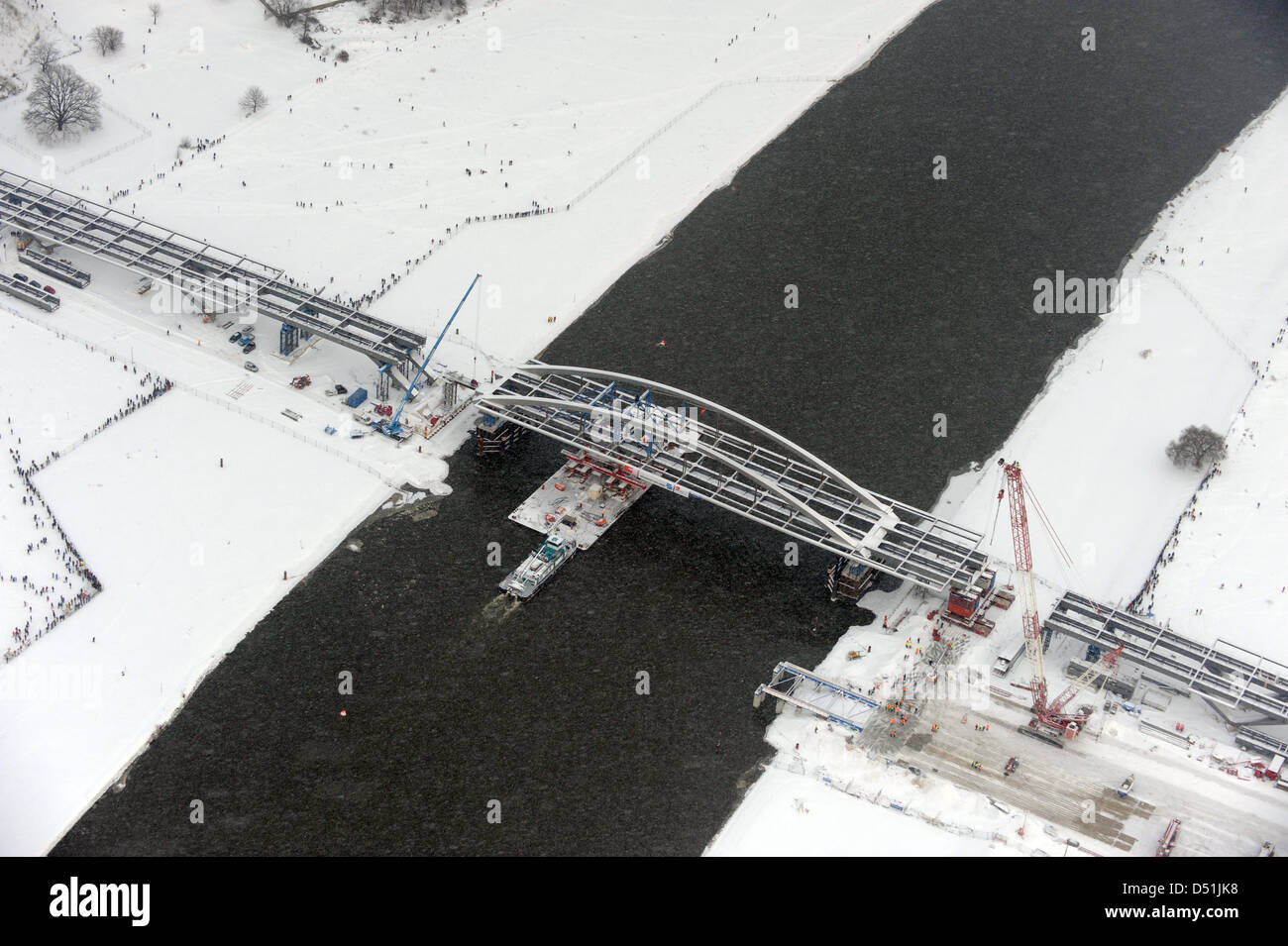 The 1.800ton heavy centrepiece of the Waldschloesschen Bridge is ...