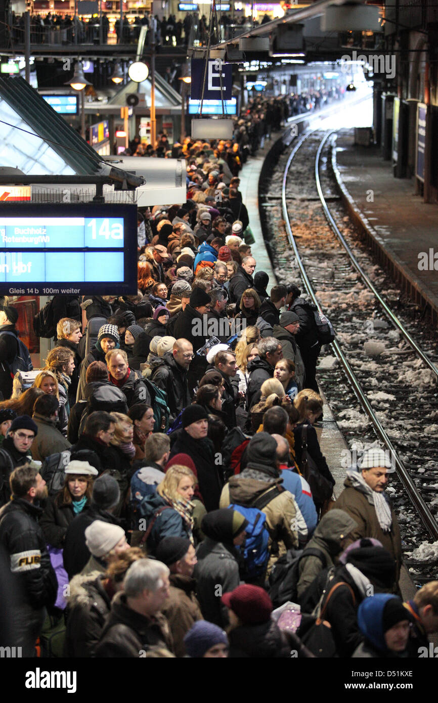 Passagiere am bahnsteig hi-res stock photography and images - Alamy