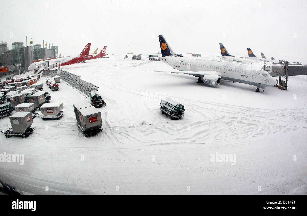 Airport resumes hi-res stock photography and images - Alamy