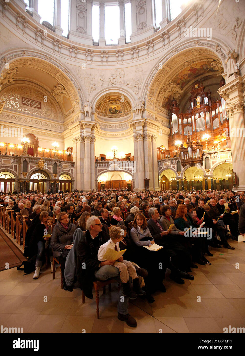 The Berlin Cathedral is packed for Christmas mass in Berlin, Germany ...