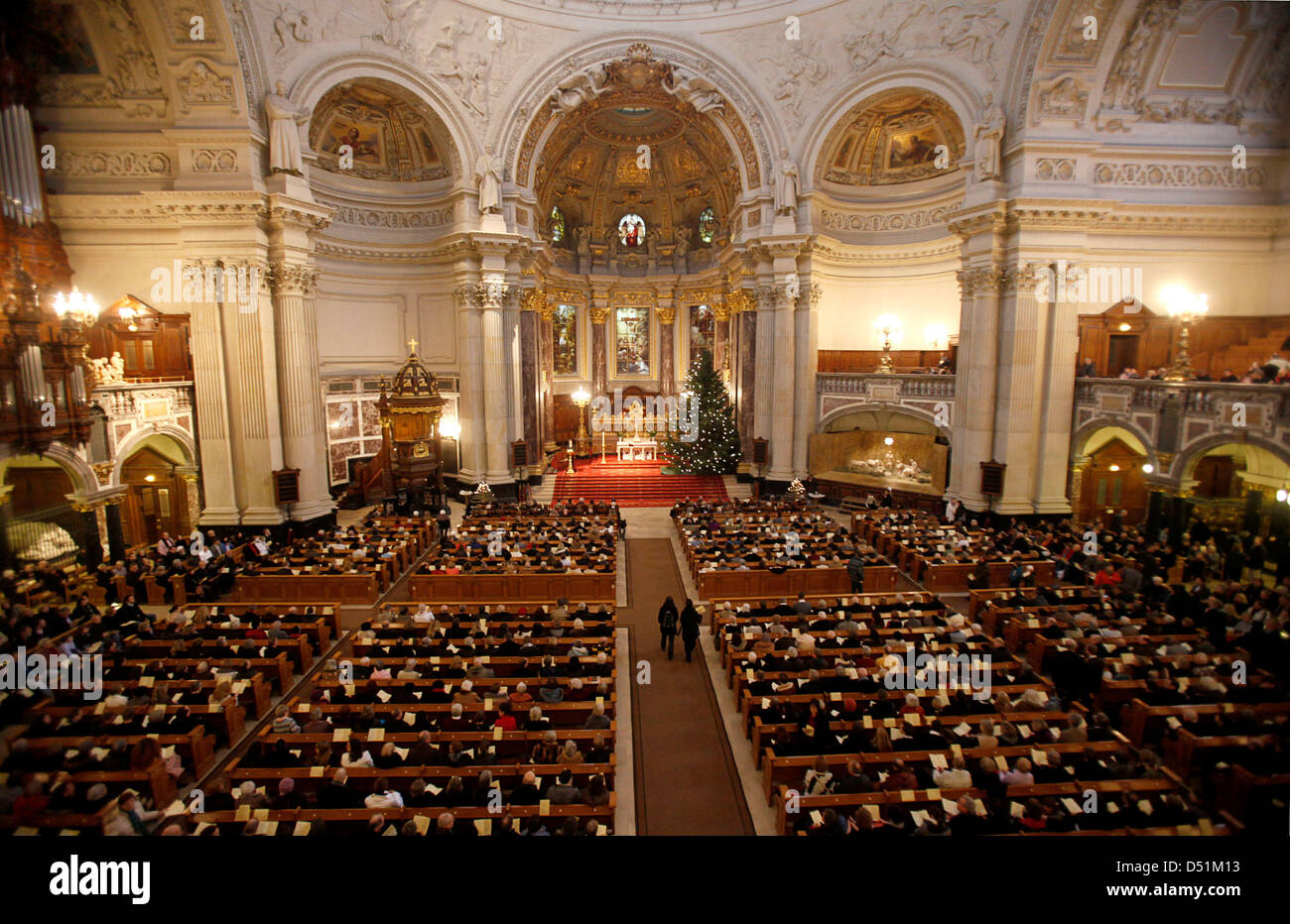 The Berlin Cathedral is packed for Christmas mass in Berlin, Germany ...