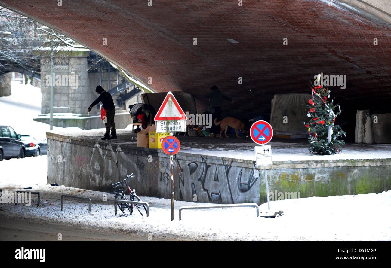 Sleeping under bridge hi-res stock photography and images - Alamy
