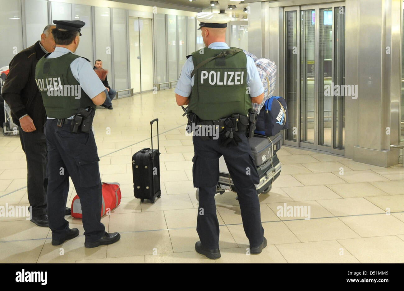 Security check hi-res stock photography and images - Alamy