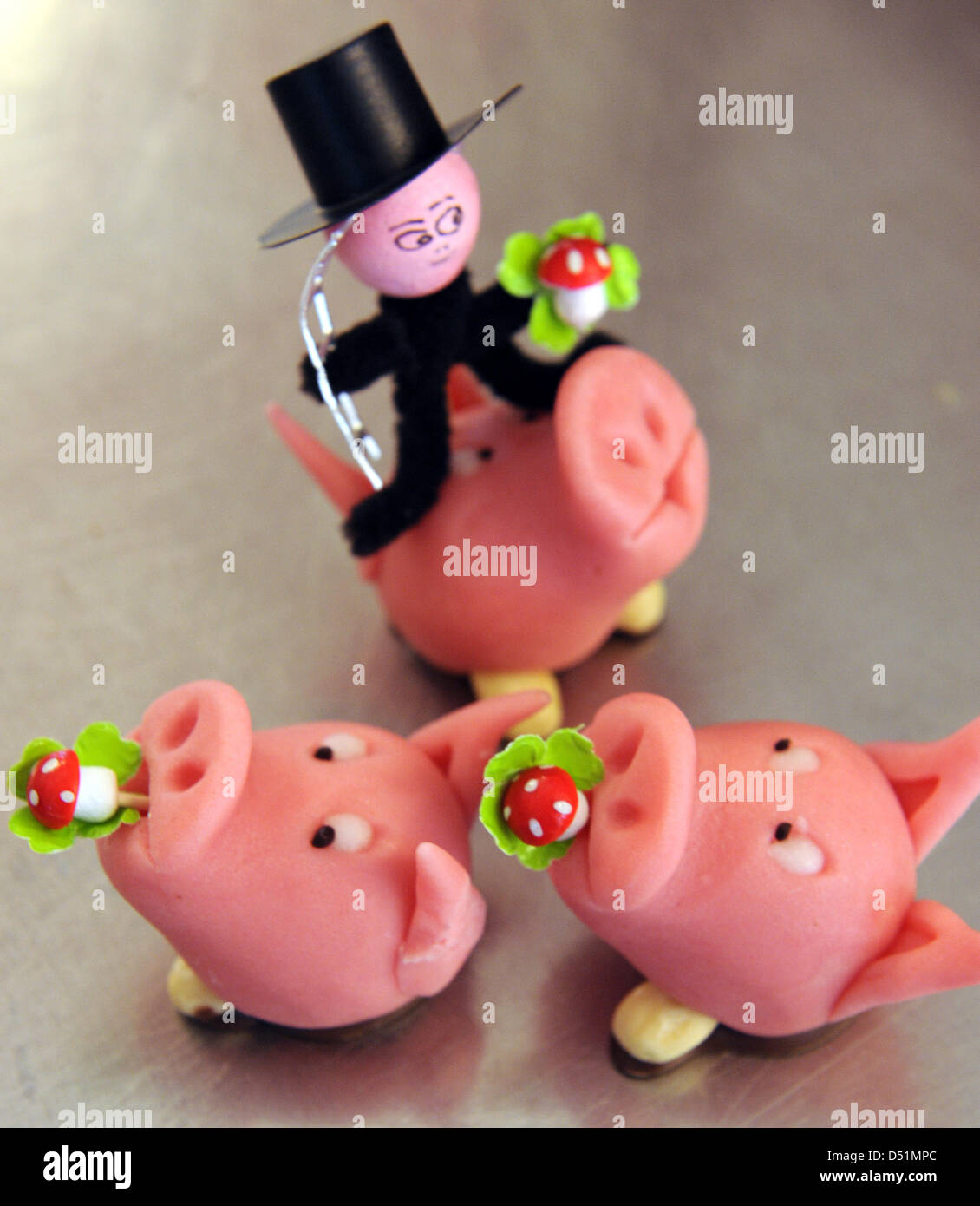 Three marzipan pigs are presented on a tray in Villingen-Schwenningen ...