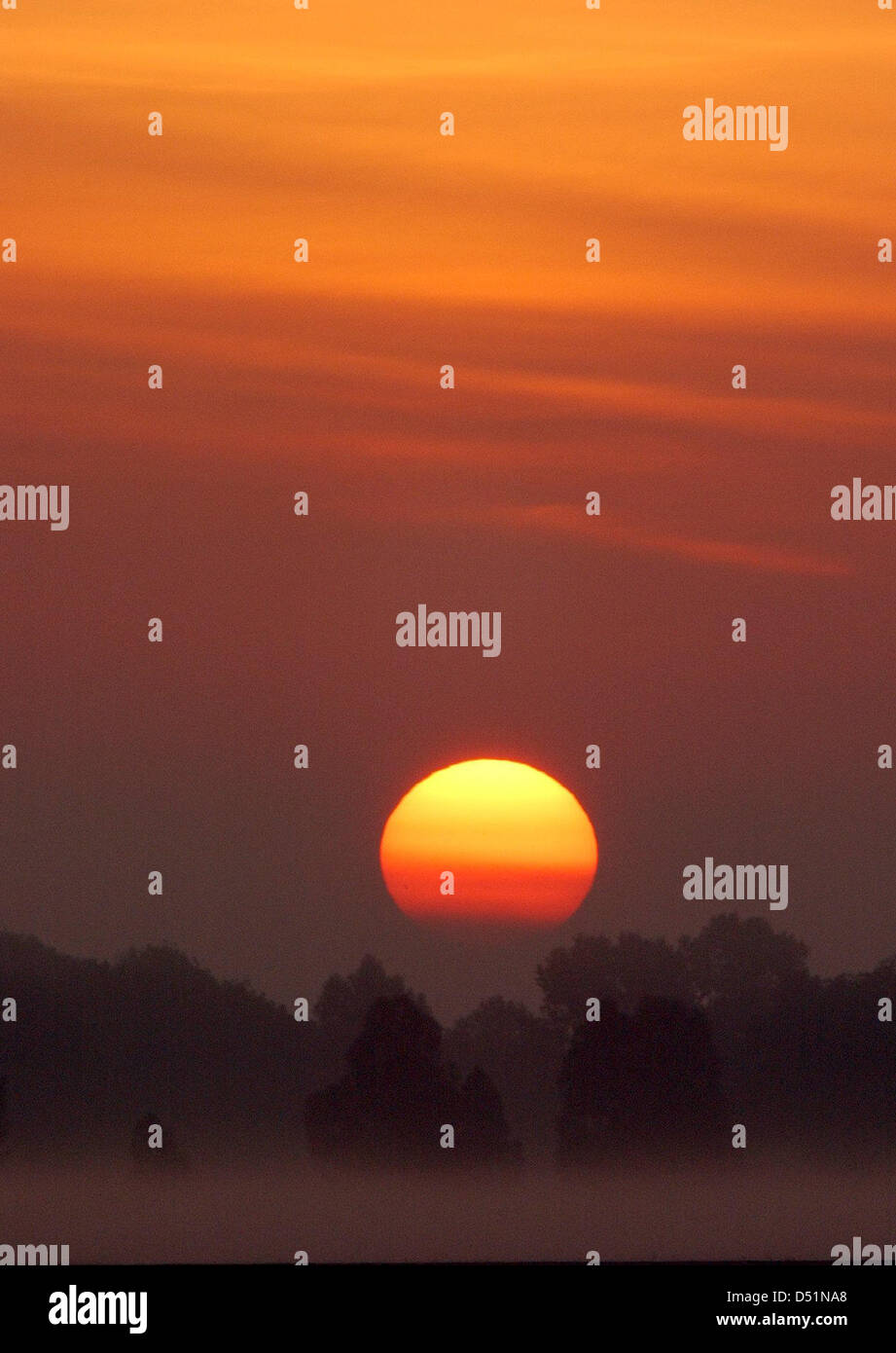 Shows the sun hi-res stock photography and images - Alamy