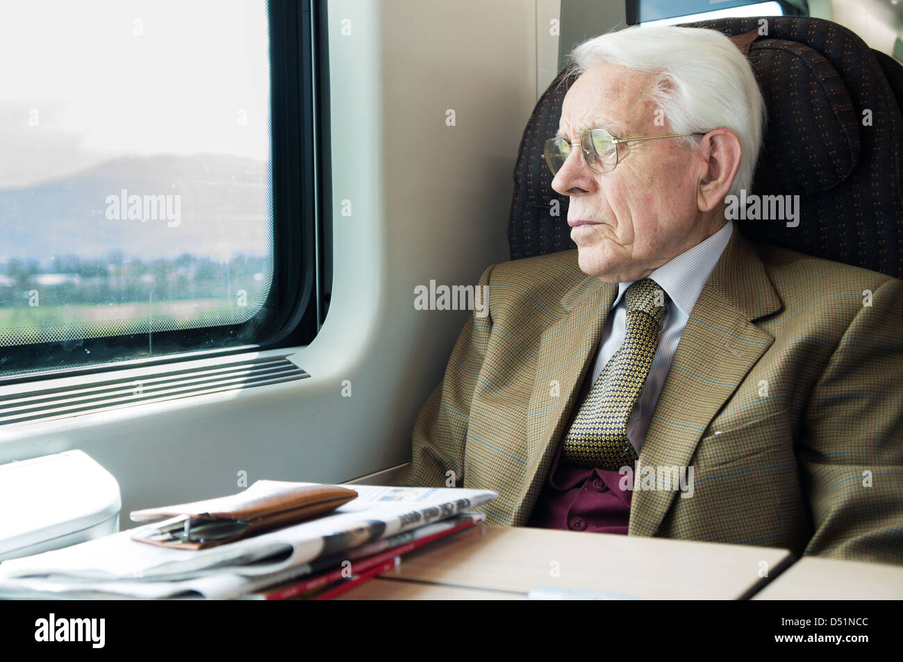 Senior solitude hi-res stock photography and images - Alamy