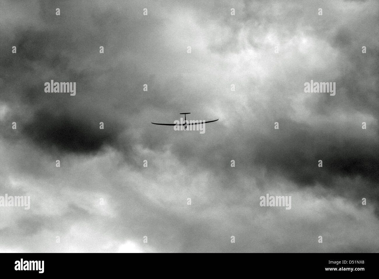Glider in flight above chiltern hi-res stock photography and images - Alamy