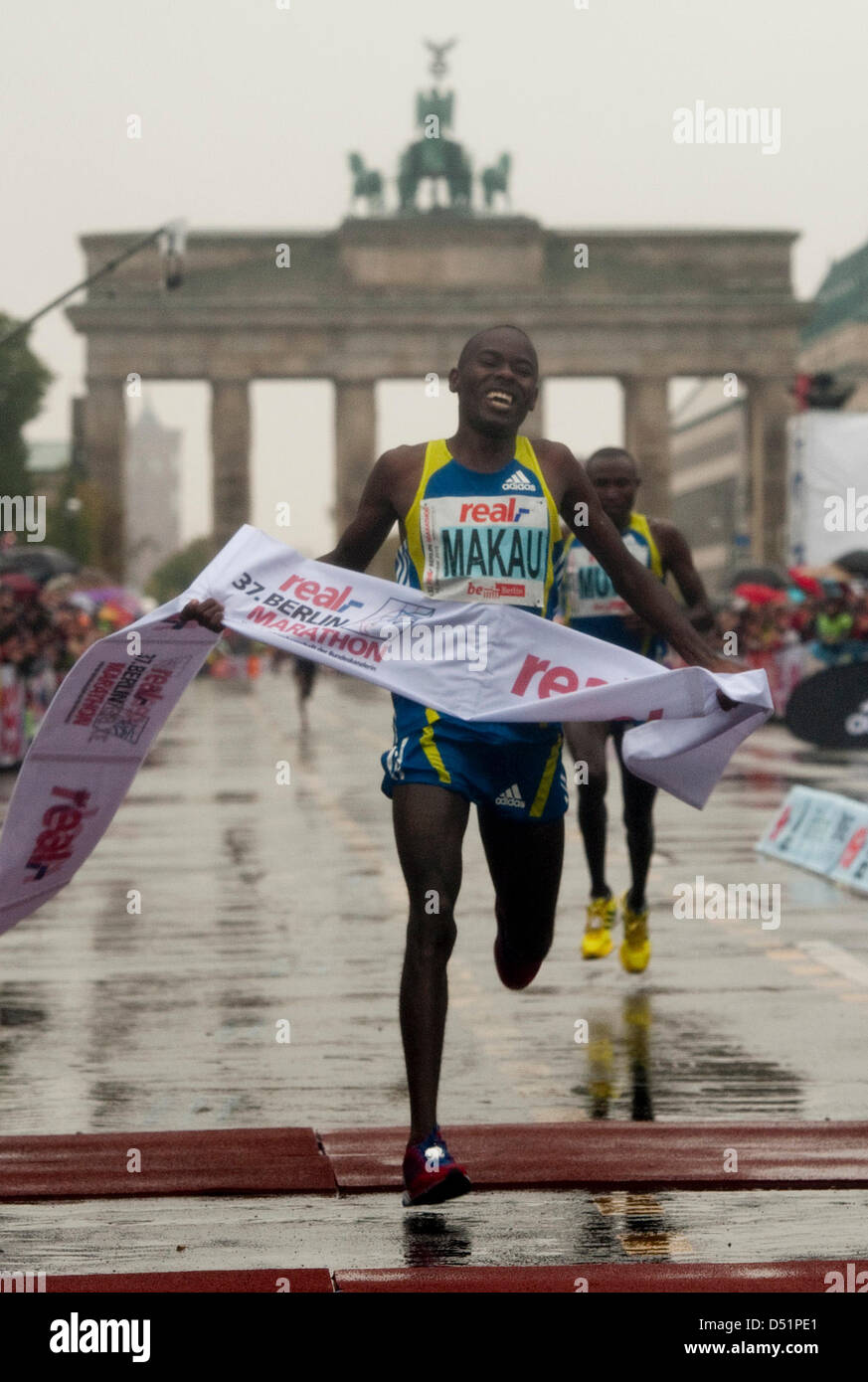 The Kenyan runner Patrick Makau crosses the finish line in front of the ...