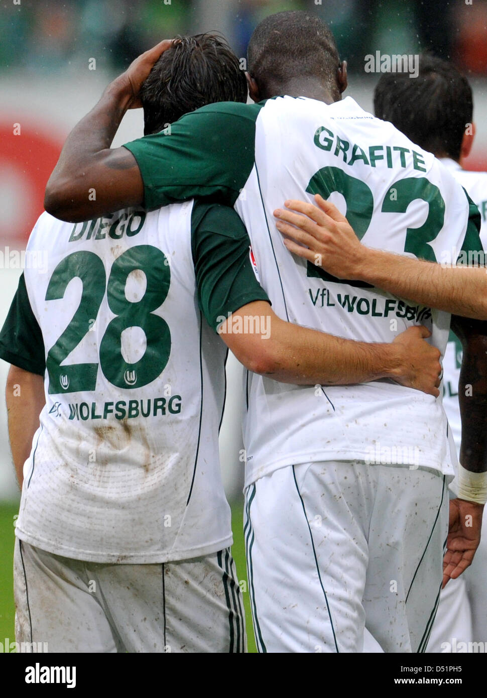 Wolfsburg's Diego (L) and Grafite celebrate the 1-0 goal scored by Grafite during the Bundesliga ...