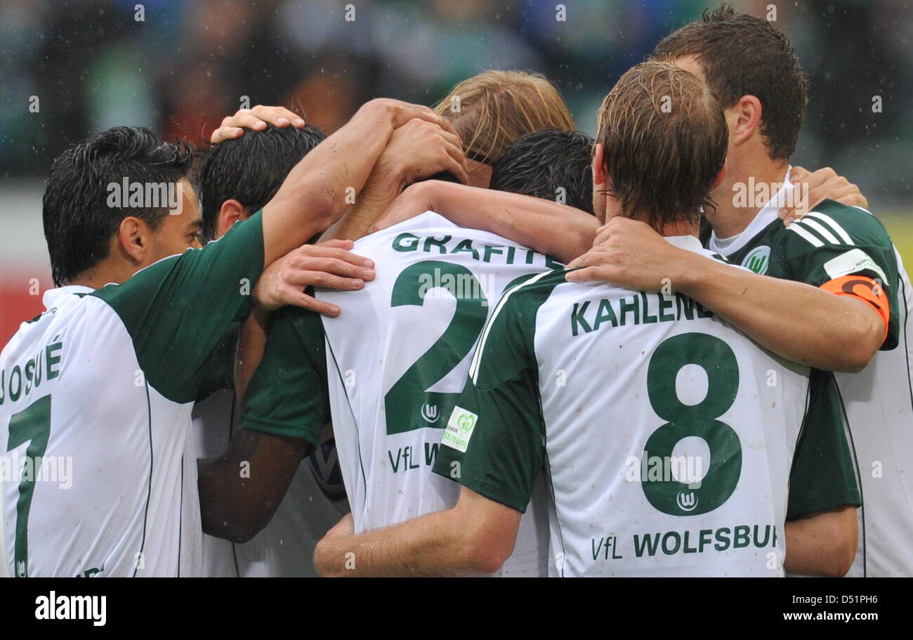 Wolfsburg's players celebrate the 1-0 goal scored by Grafite (C) during the Bundesliga match VfL ...