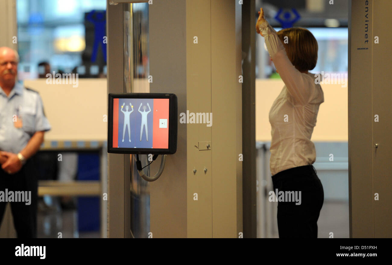 Airport Security Scanner Stock Photos & Airport Security Scanner Stock ...