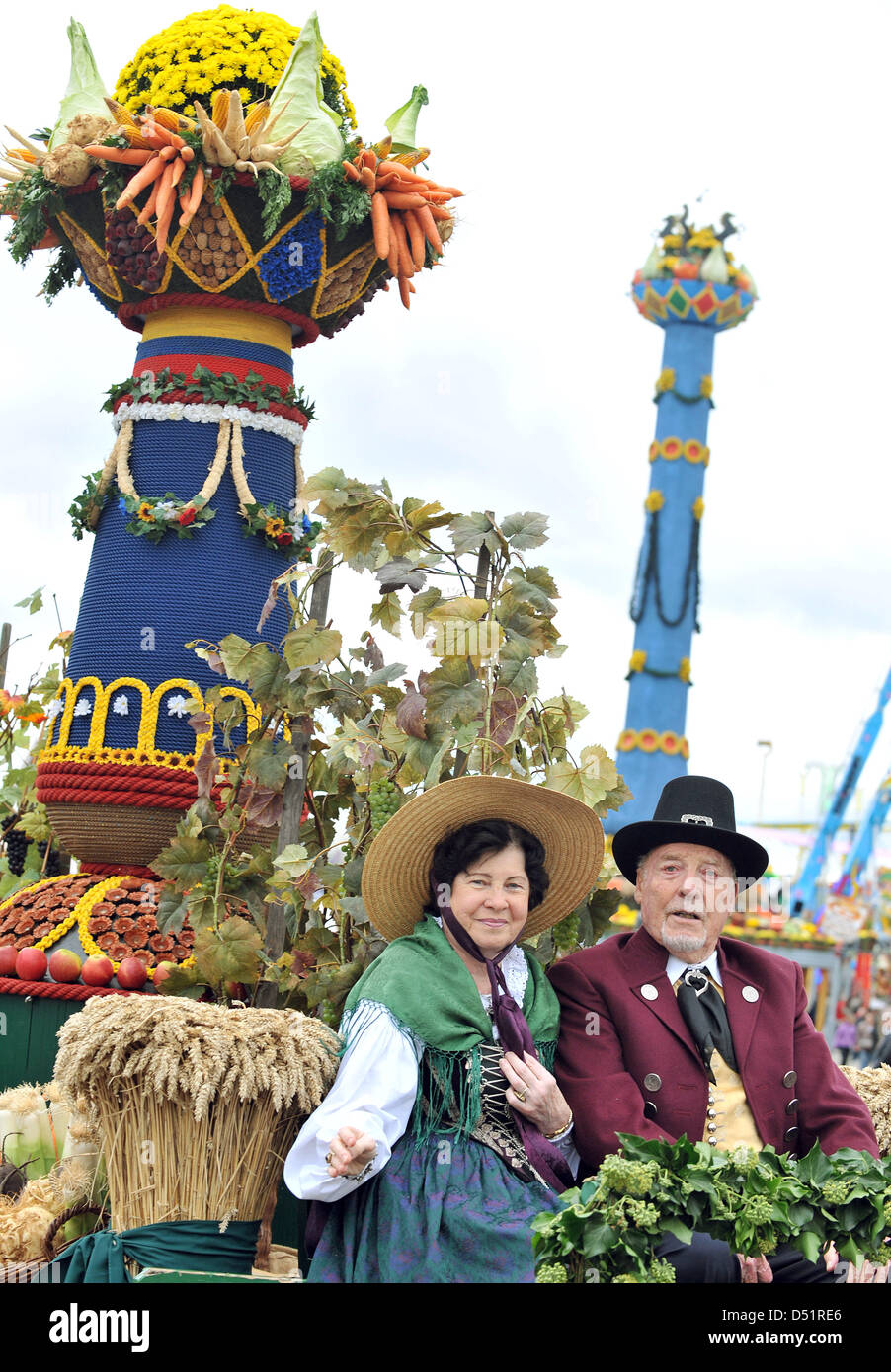 People in traditional costumes at the 165th Cannstatt Fun Fair in ...