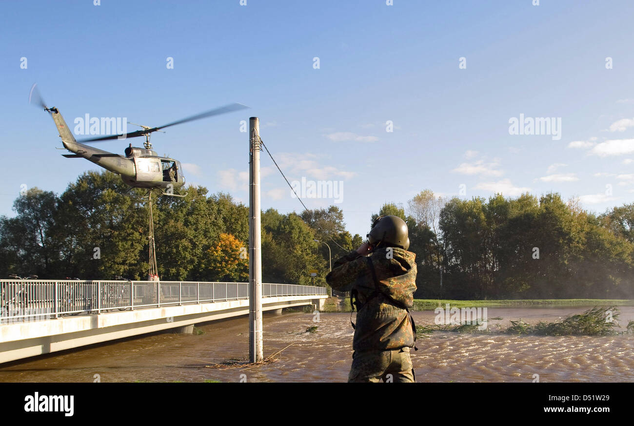 Soldiers of the wing Holzdorf of the German Air Force bring sandsbags ...