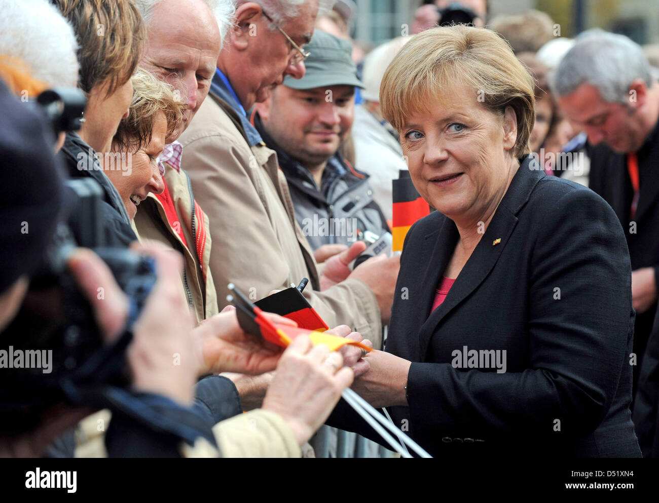 Gesture group photo autographs hi-res stock photography and images - Alamy