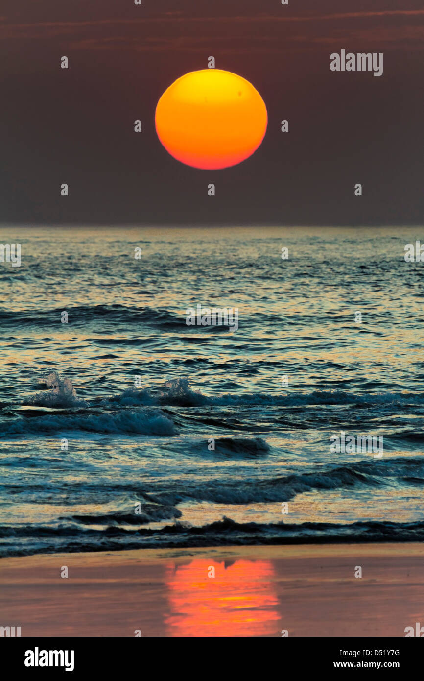 Sunset in a dense haze reveals huge sun spot 1429 that threatened ...