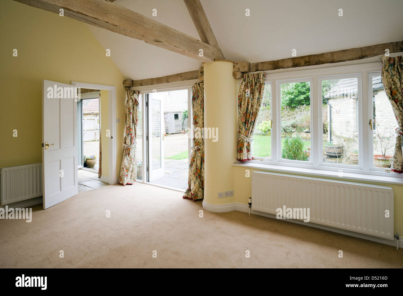 An empty living room in a vacant unoccupied house Stock Photo - Alamy