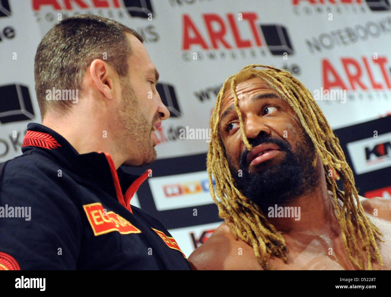 US heavyweight boxer Shannon Briggs (R) faces his opponent WBC ...