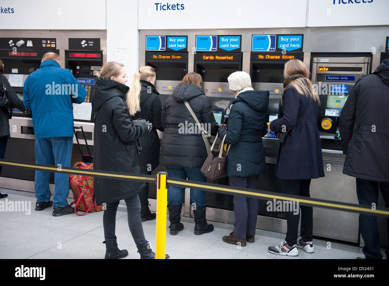 Ticket machines at underground london hi-res stock photography and ...