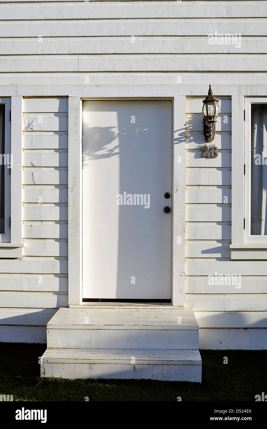 White wooden building hi-res stock photography and images - Alamy