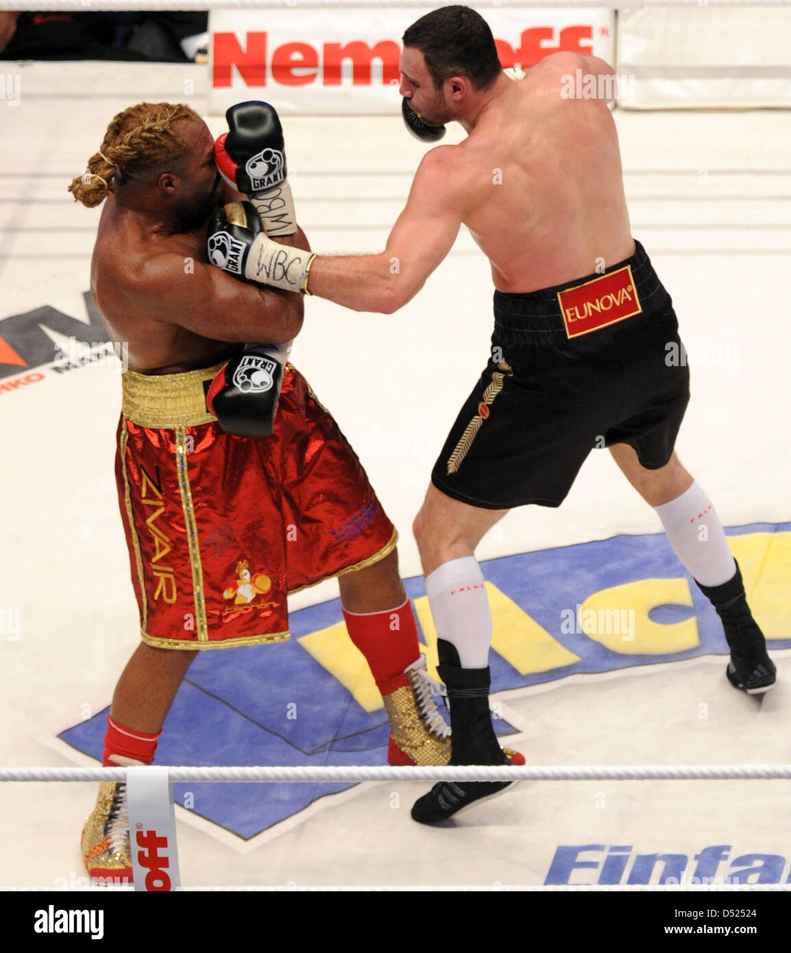 Ukrainian boxer Vitali Klitschko (R) fights against US boxer Shannon ...