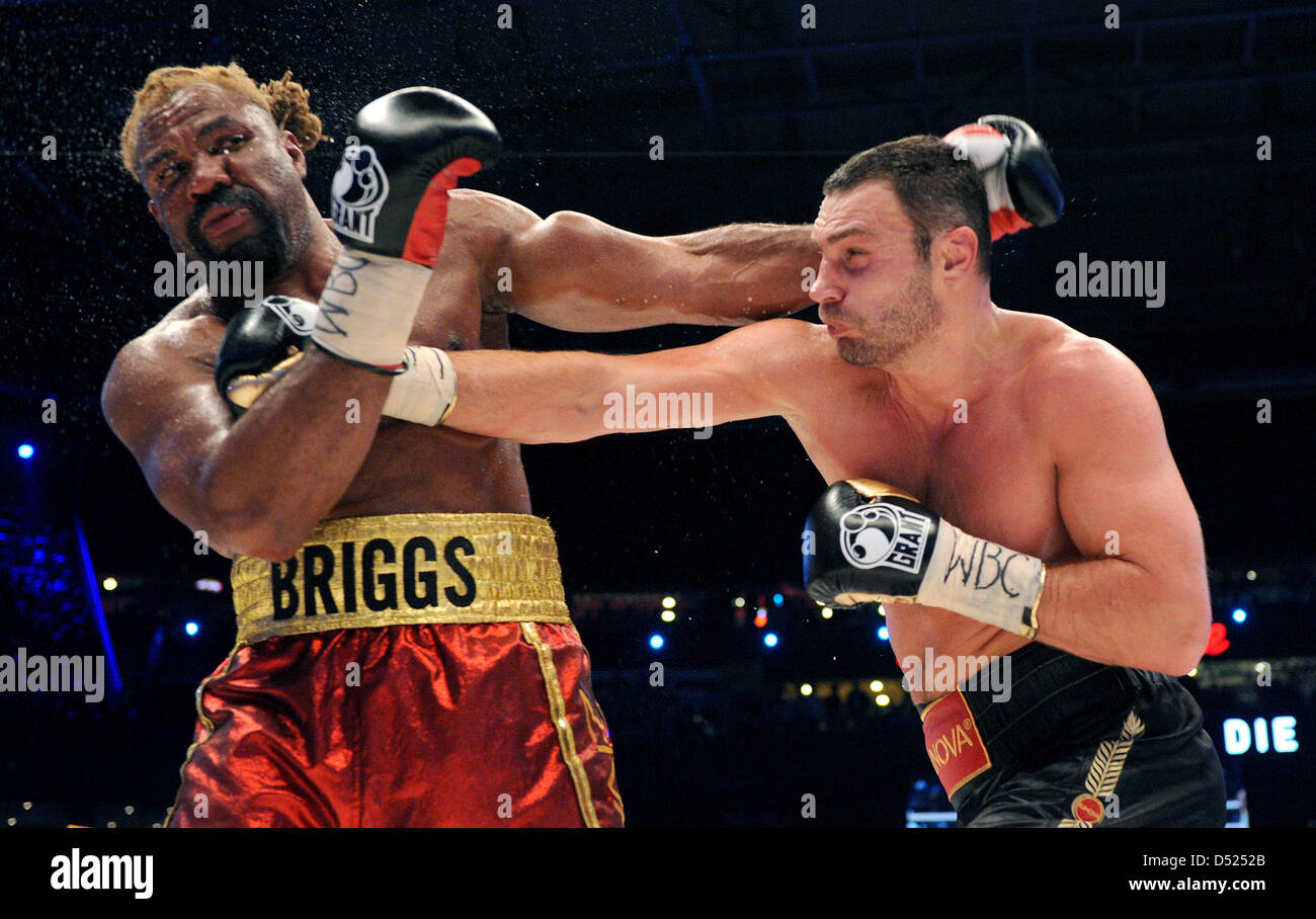 Ukrainian boxer Vitali Klitschko (R) fights against US boxer Shannon ...