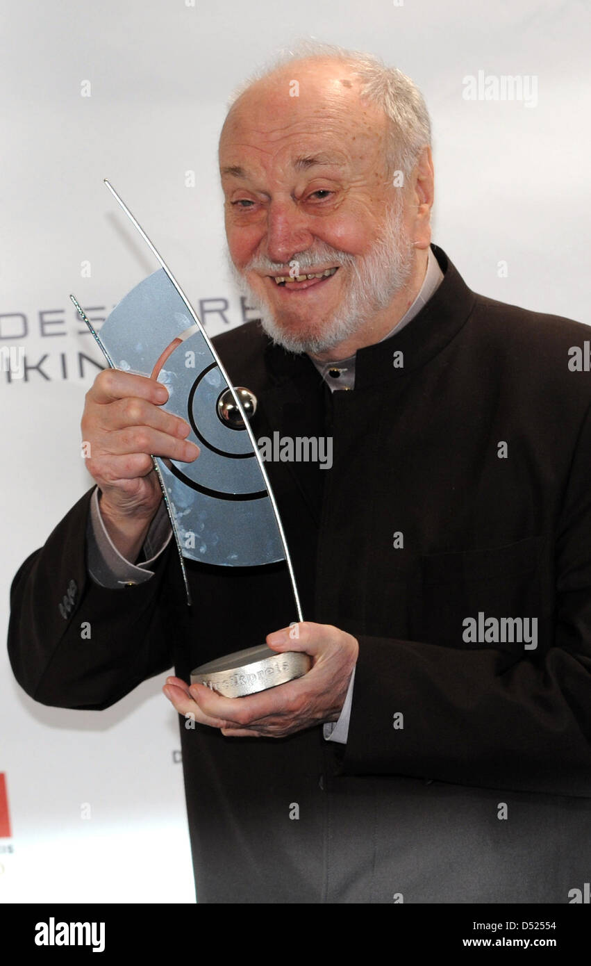 Conductor Kurt Masur presents the Echo Klassik Award for the 'Lifetime ...