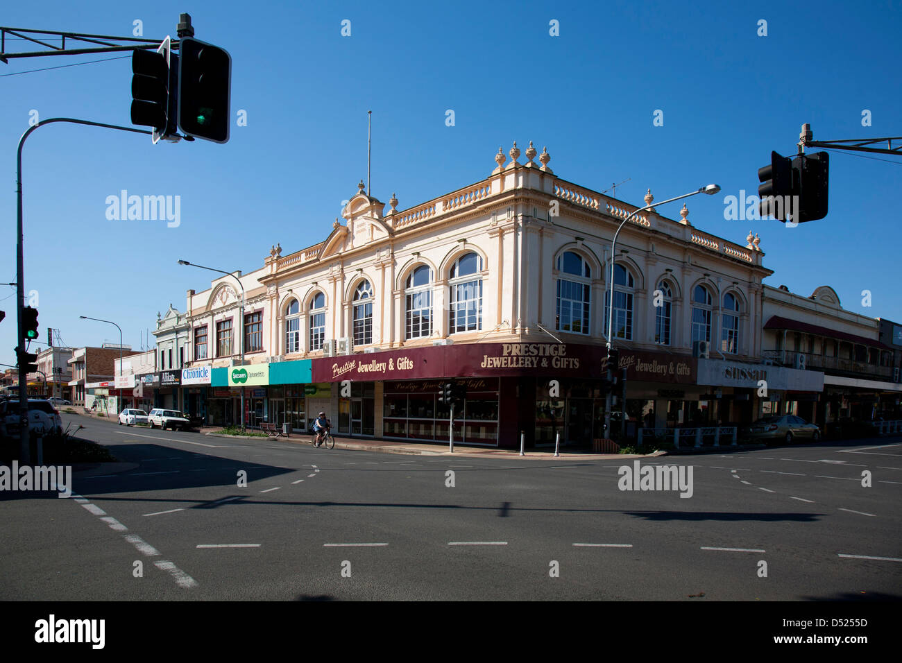 Colonial architecture retail shops hi-res stock photography and images ...