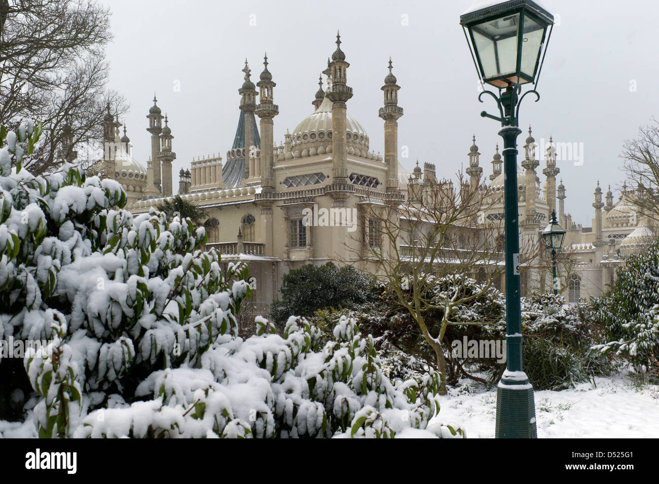 Brighton pavilion snow hi-res stock photography and images - Alamy