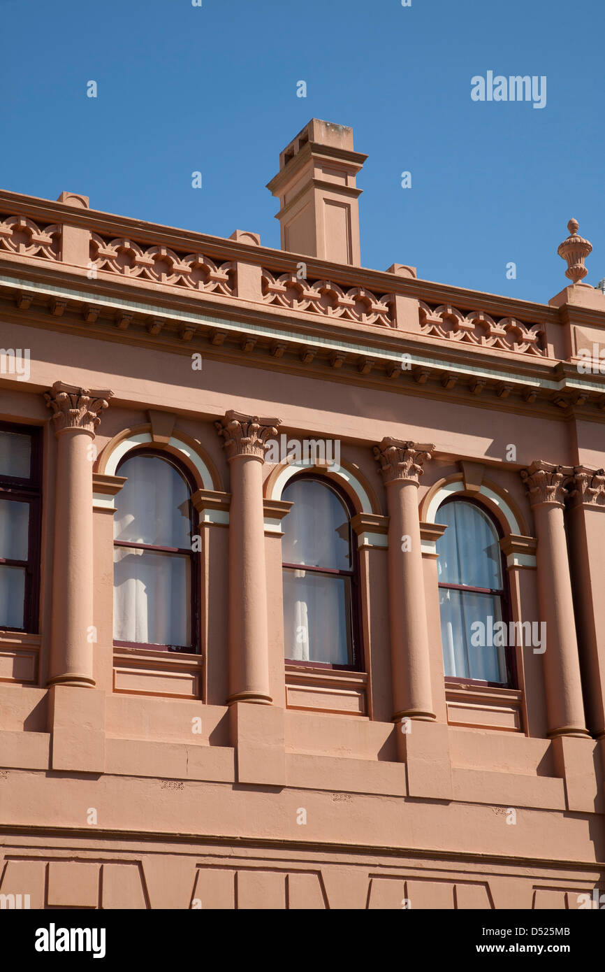 Windows historical building hi-res stock photography and images - Alamy
