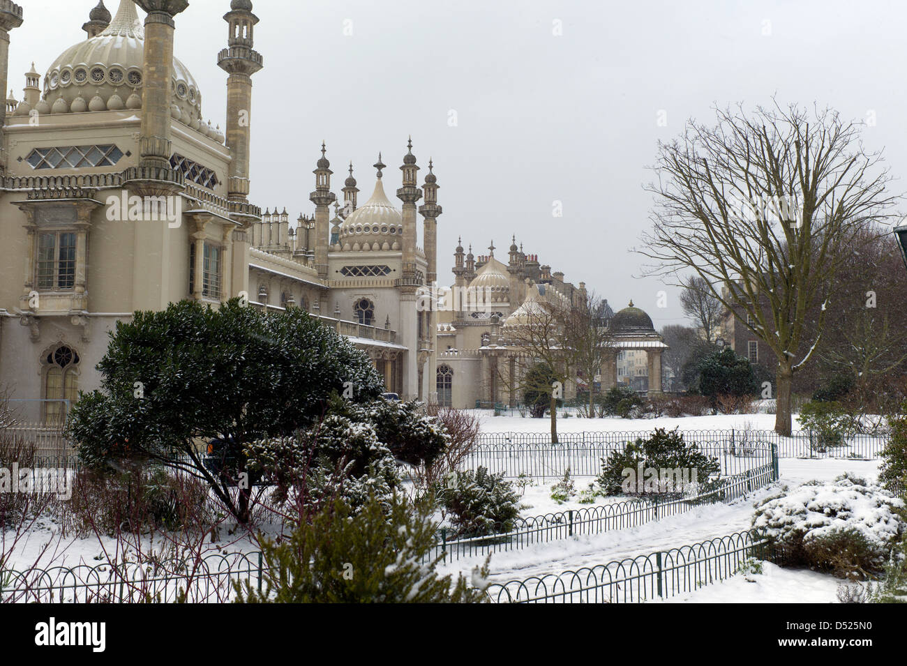 Brighton pavilion snow hi-res stock photography and images - Alamy