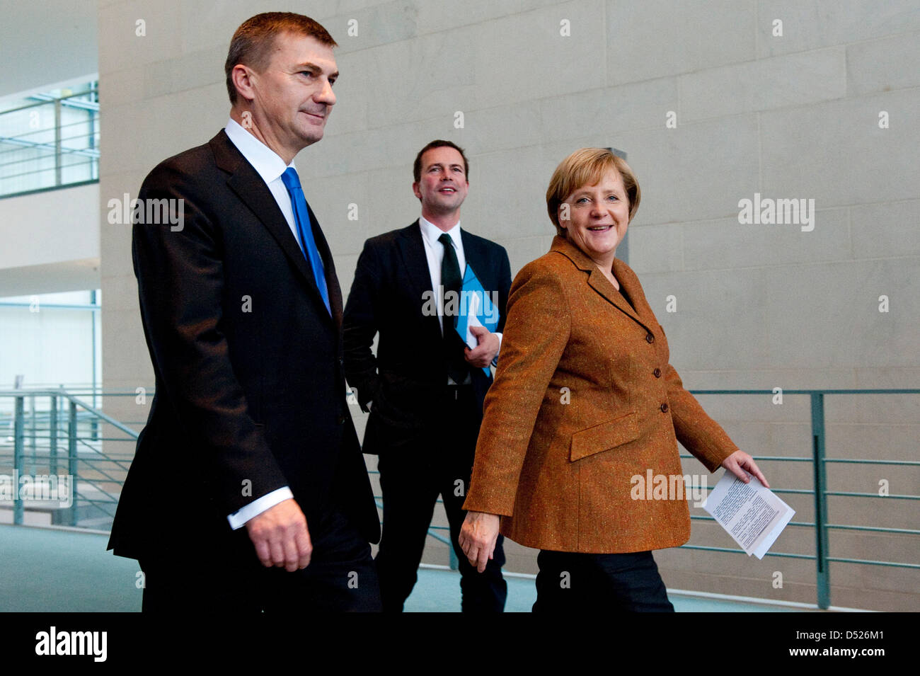 Estonia's Prime Minister Andrus Ansip (L), government spokesman Steffen ...