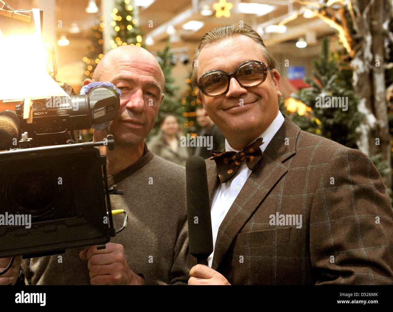 Hape Kerkeling poses as 'Siggi Schwaebli' with cameraman Frank Grunert ...