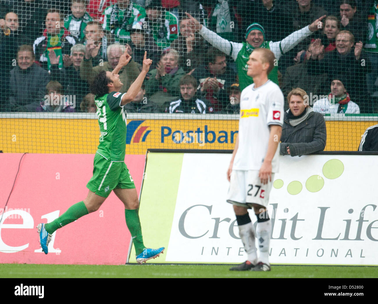 Bremen's Claudio Pizarro (L) cheers after his 4-1 goal besides ...