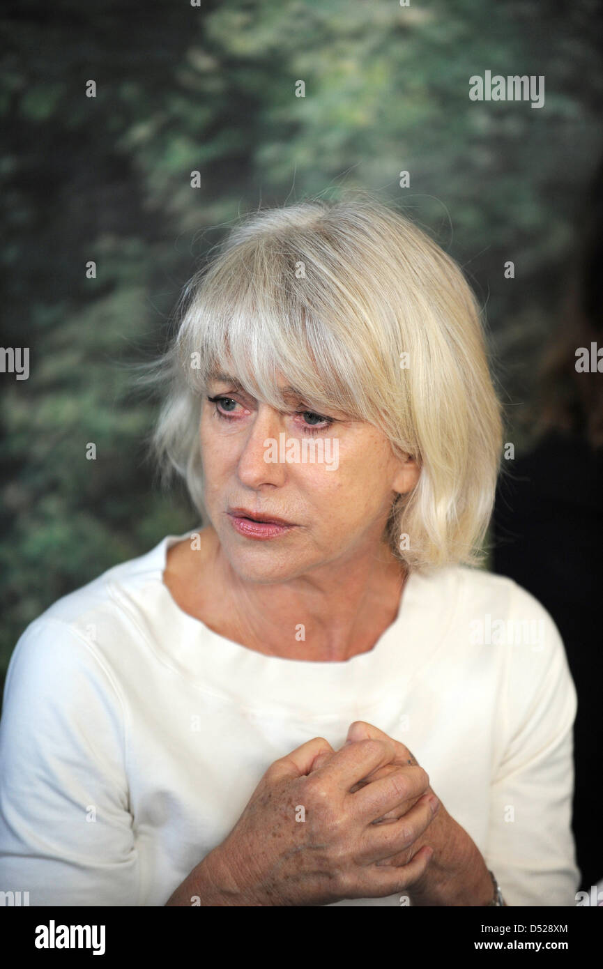 Helen mirren smile hi-res stock photography and images - Alamy