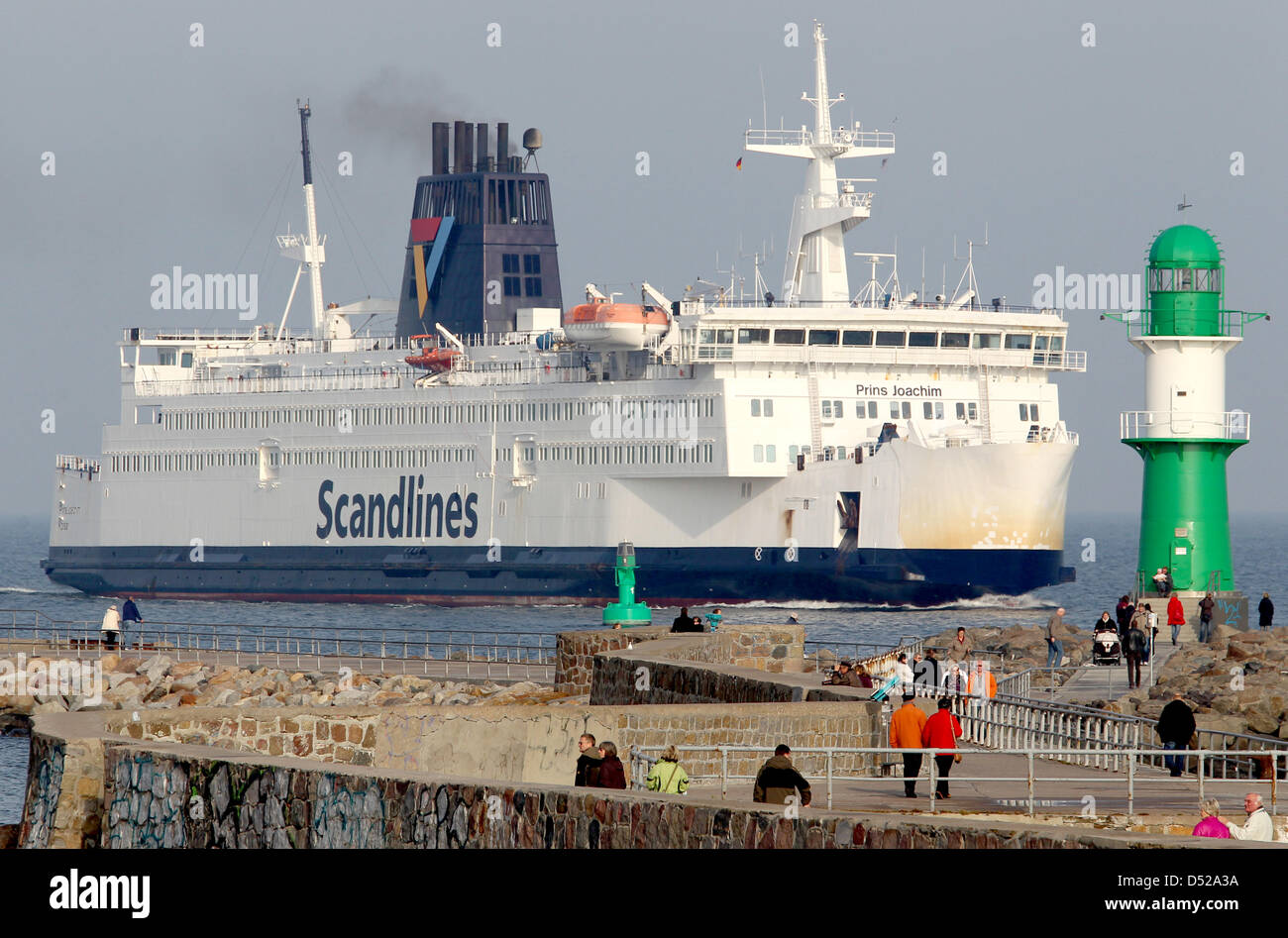 A Scandlines ferry arrives in Rostock, Germany, 29 October 2010 ...