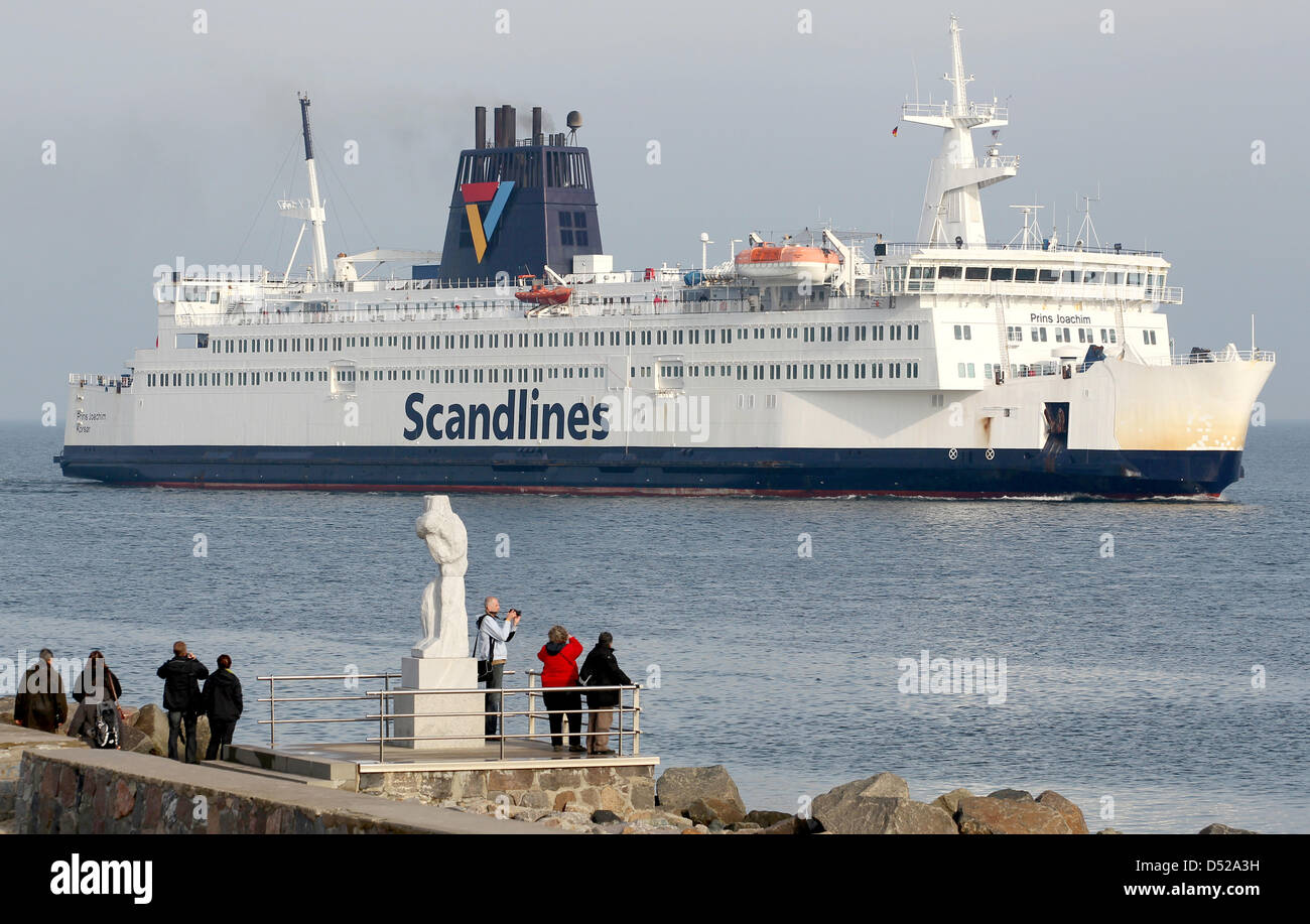 A Scandlines ferry arrives in Rostock, Germany, 29 October 2010 ...