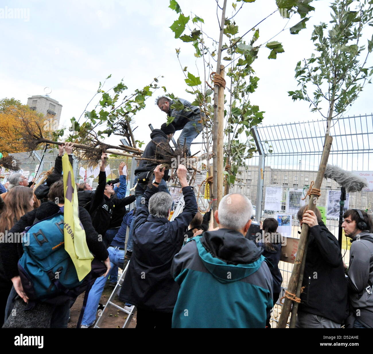 Opponents of the controversial railway construction project Stuttgart ...