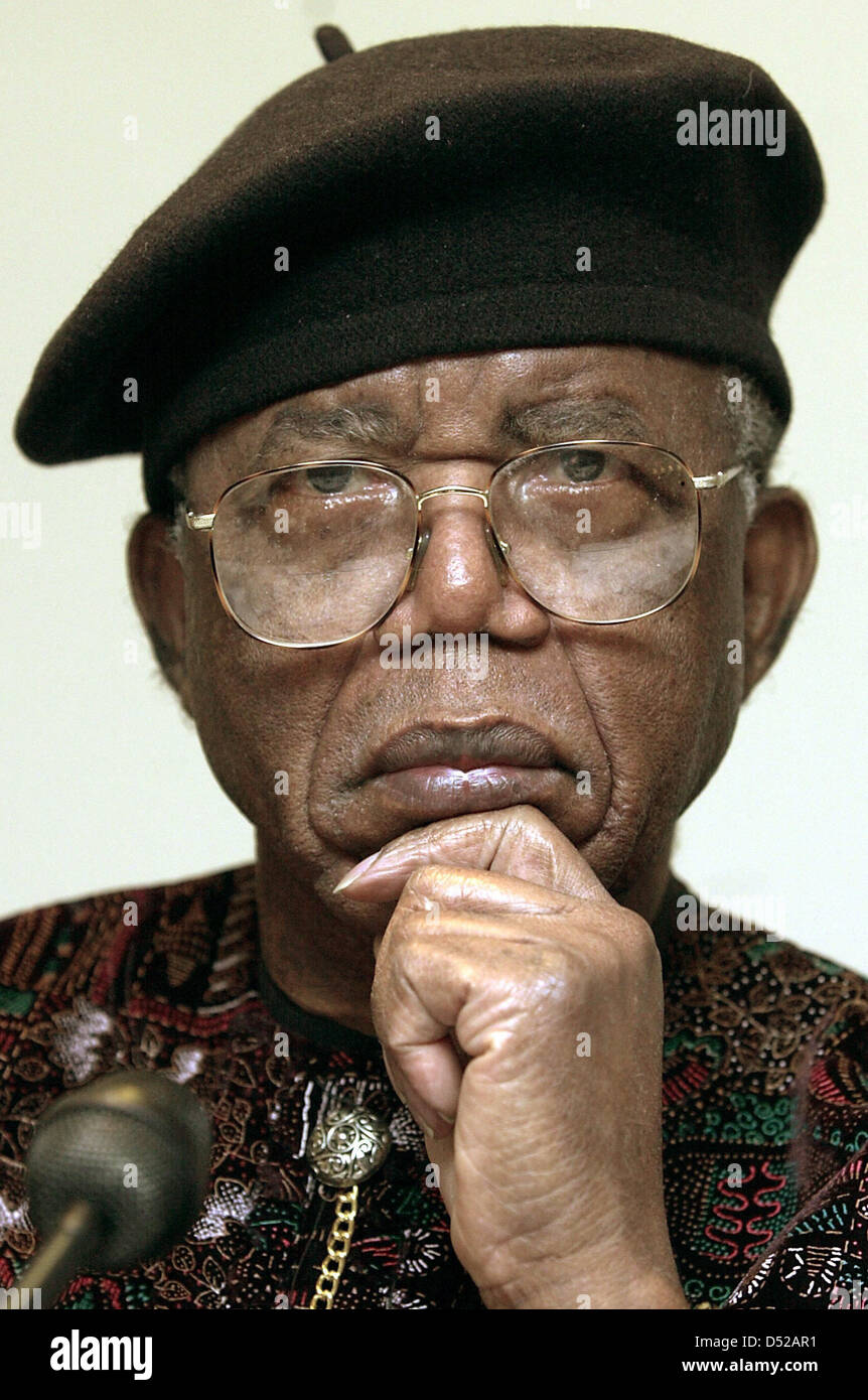 Chinua achebe hi-res stock photography and images - Alamy