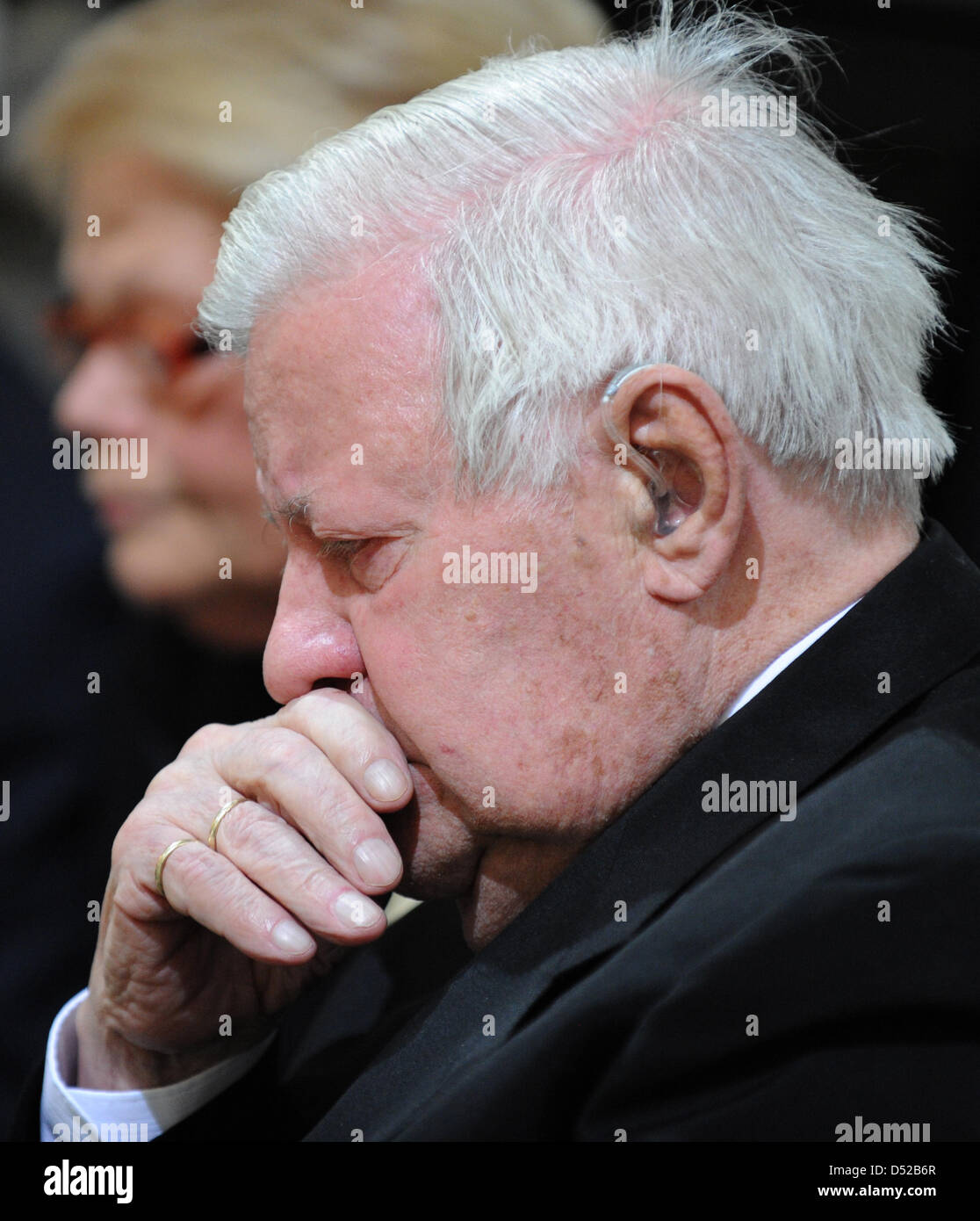 (R toi L:) Helmut Schmidt and his daughter Susanne attend the funeral ...