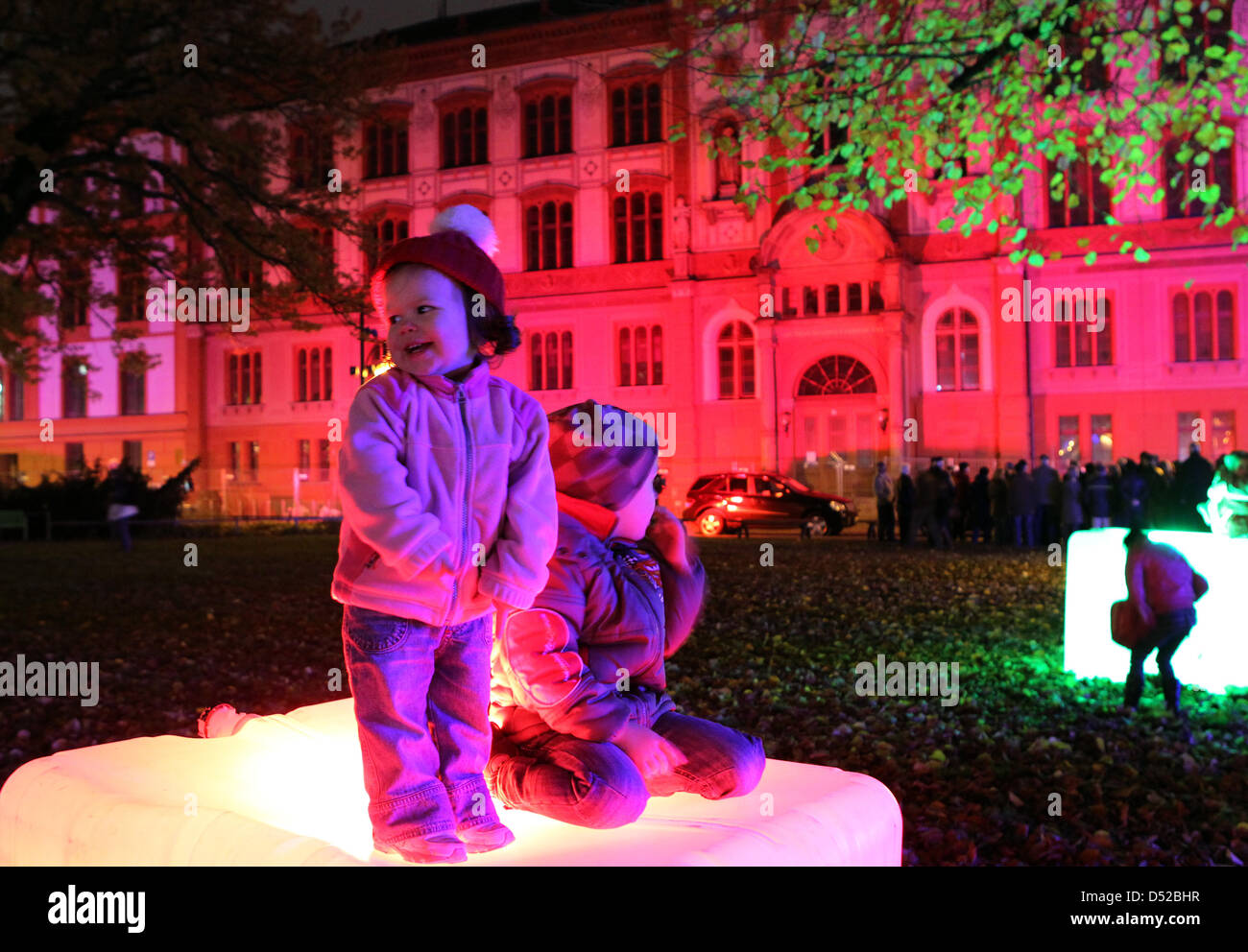Helena und Nicklas stand on a glowing cubus and look at the main ...