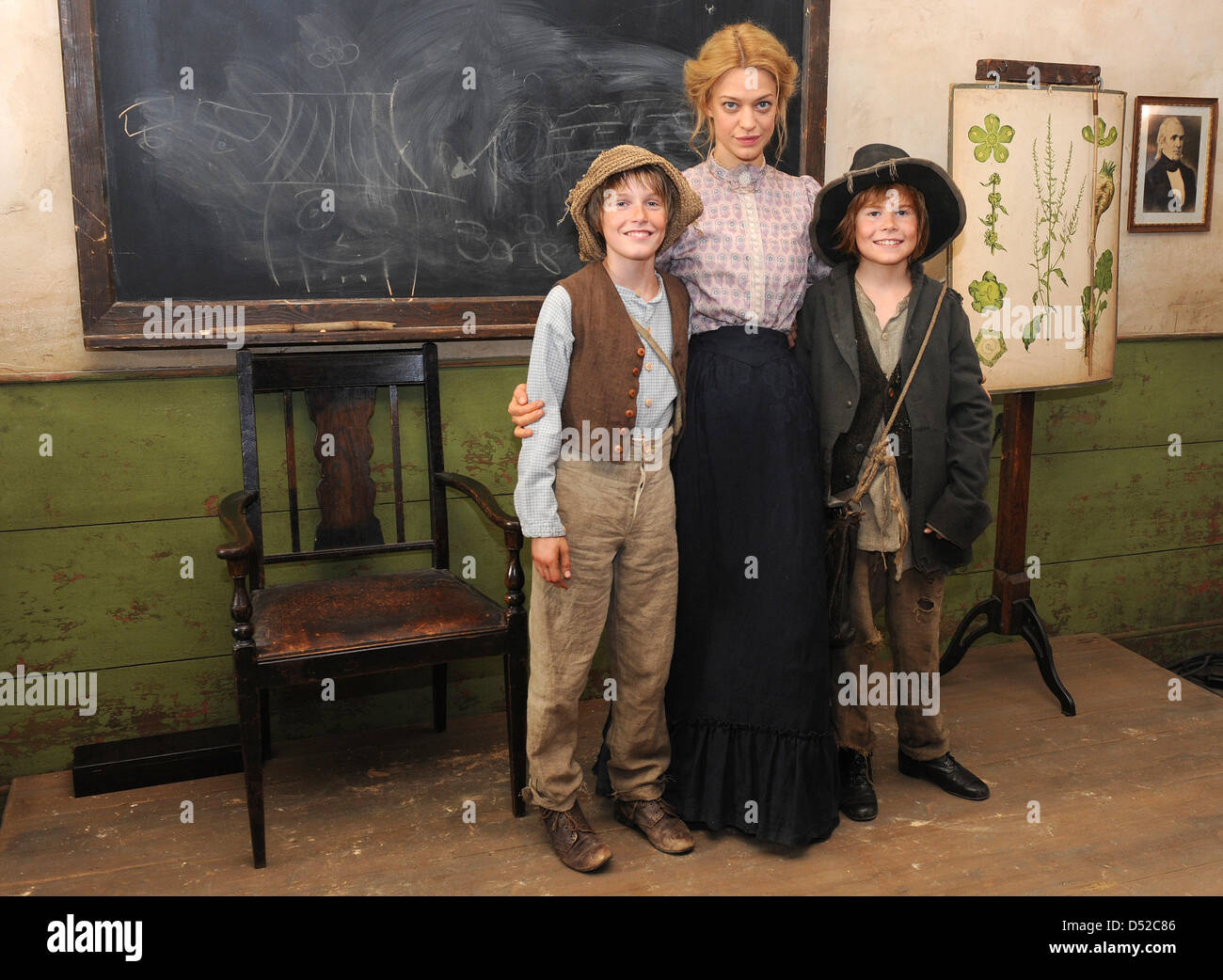 Actors Louis Hoffmann (L-R), Heike Makatsch and Leon Seidel pose for ...