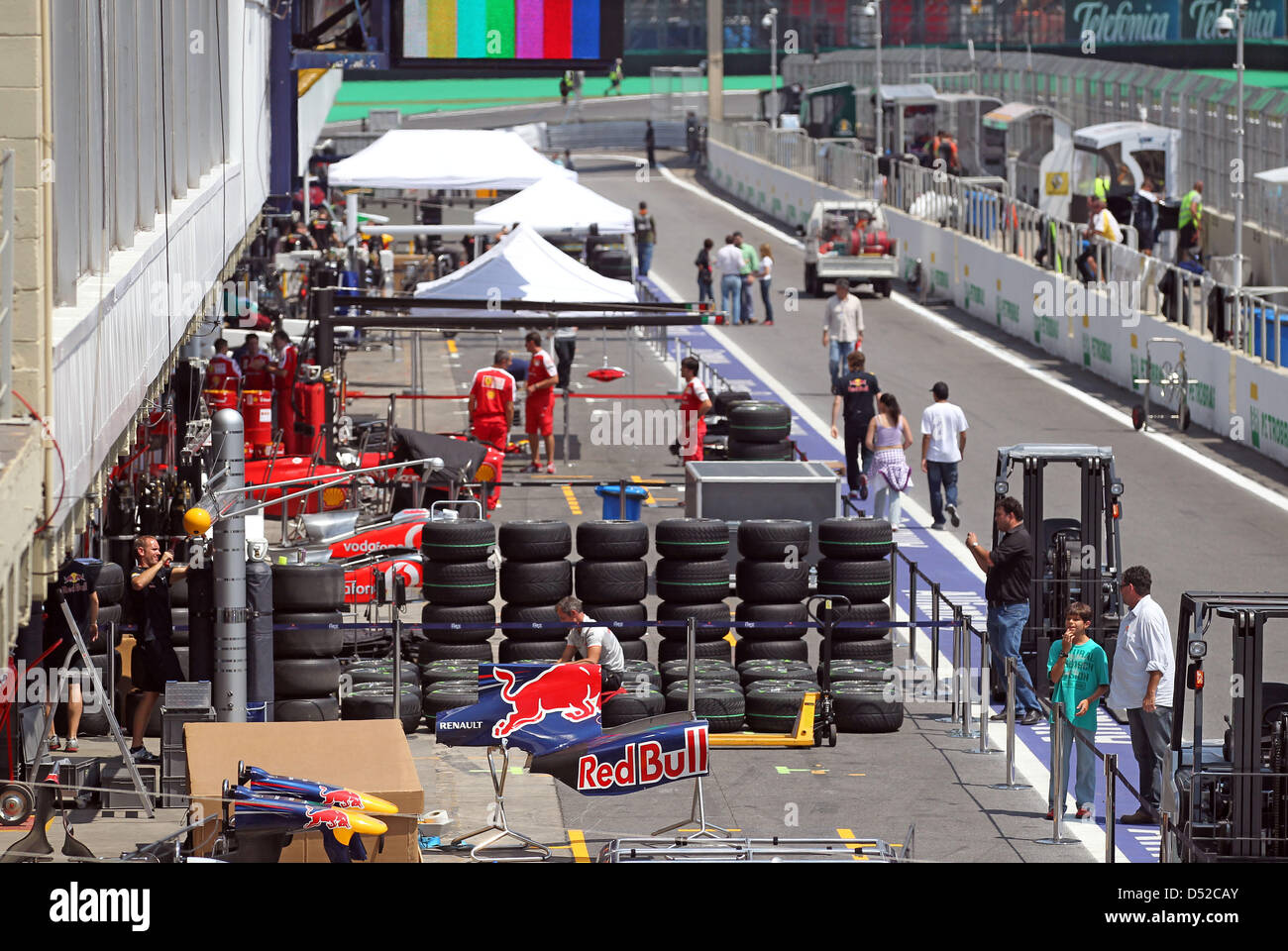 Lot happening pit lane start hi-res stock photography and images - Alamy