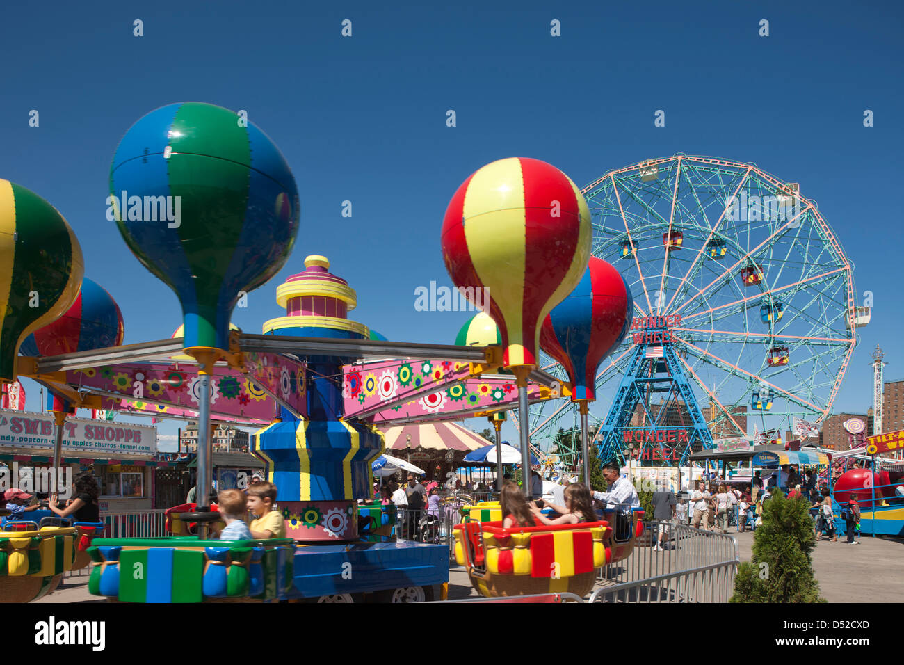 Wonder wheel ferris wheel ride hi-res stock photography and images - Alamy