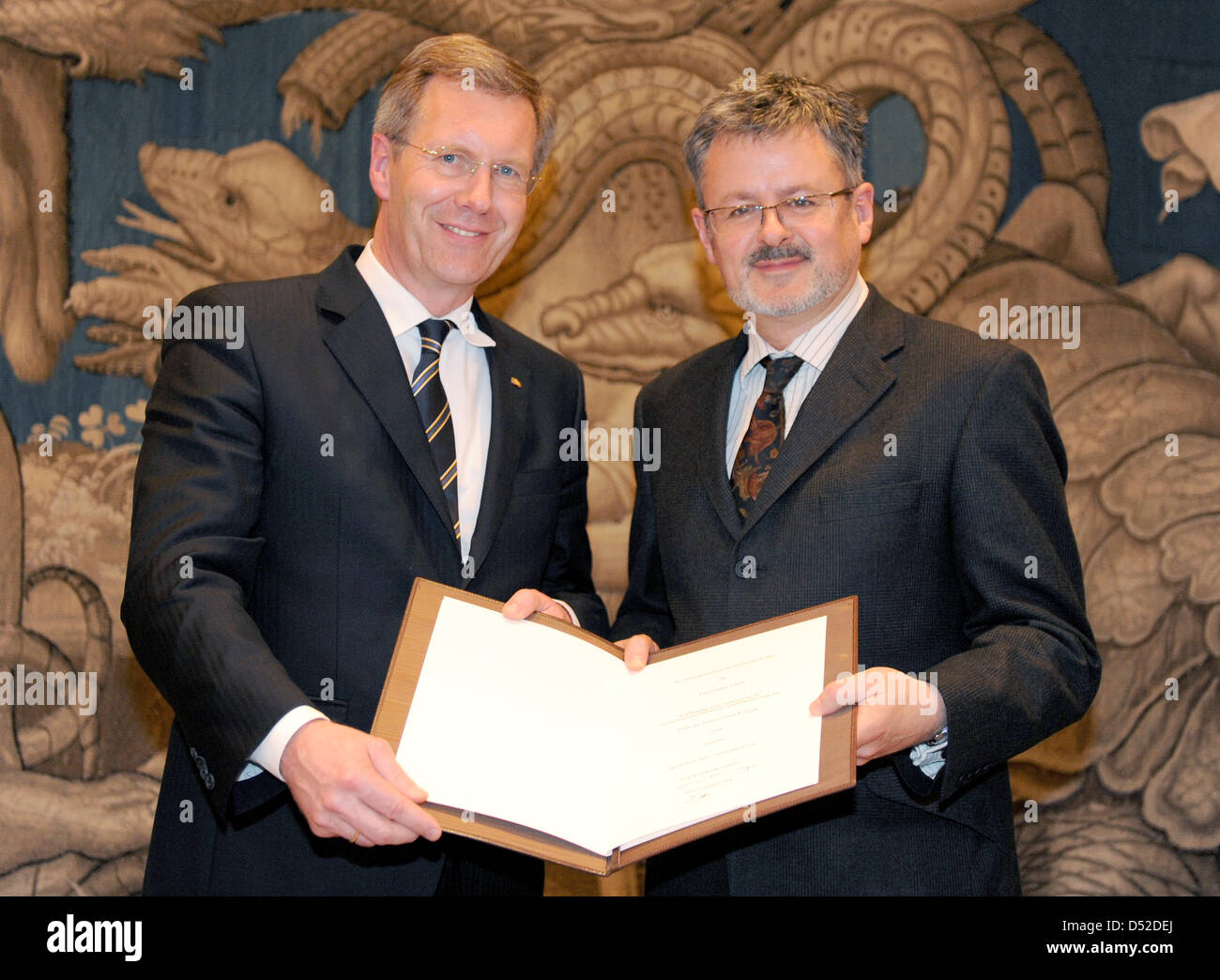 German President Christian Wulff (L) awards the Australian historian ...