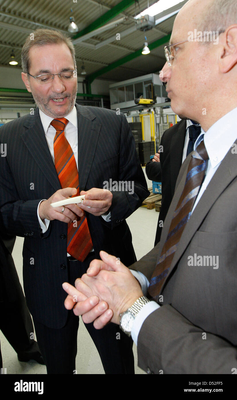 Federal state Brandenburg's Prime Minister Matthias Platzeck (L) and ...