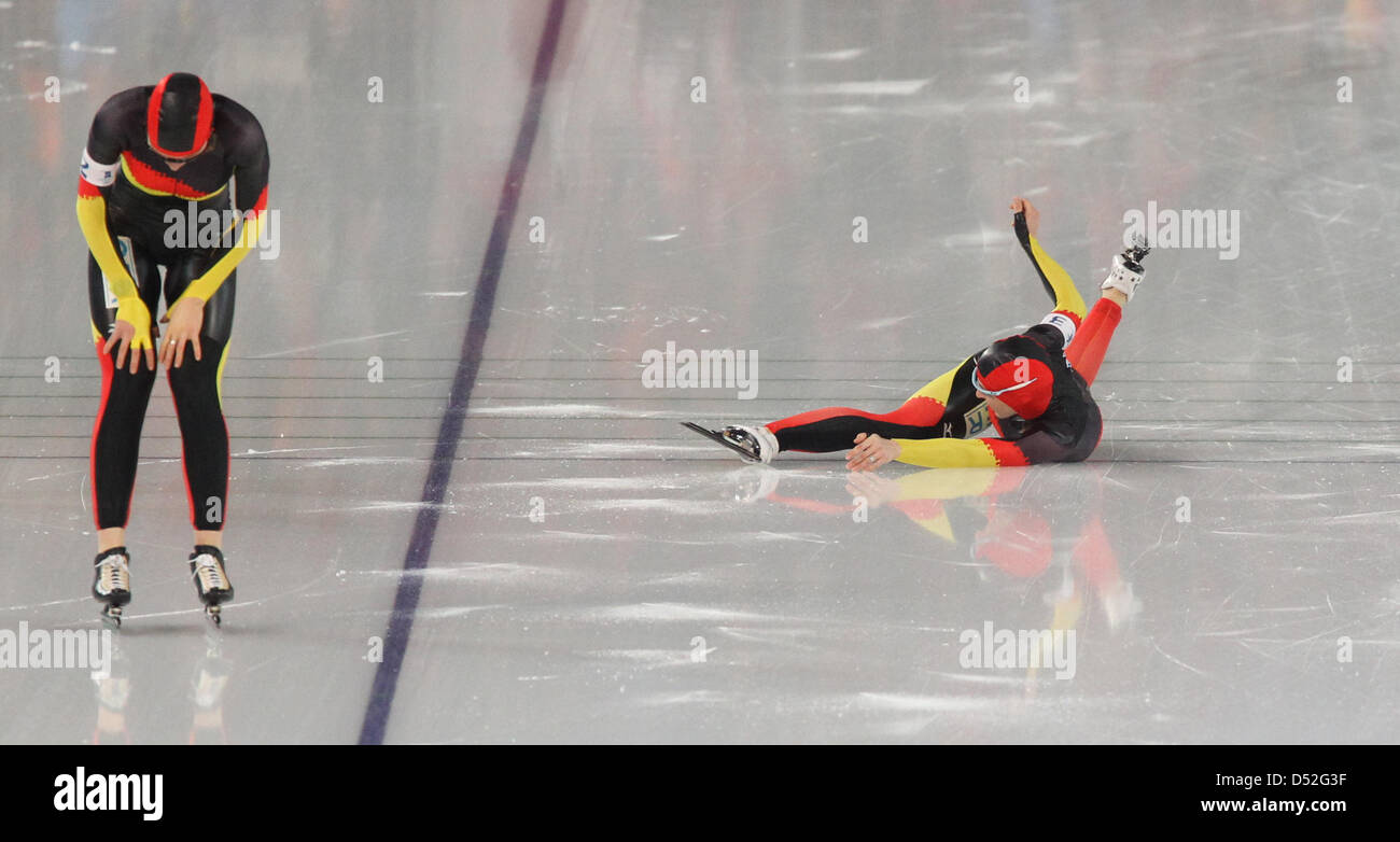 Anni Friesinger-Postma (R) of Germany falls down during the Speed ...