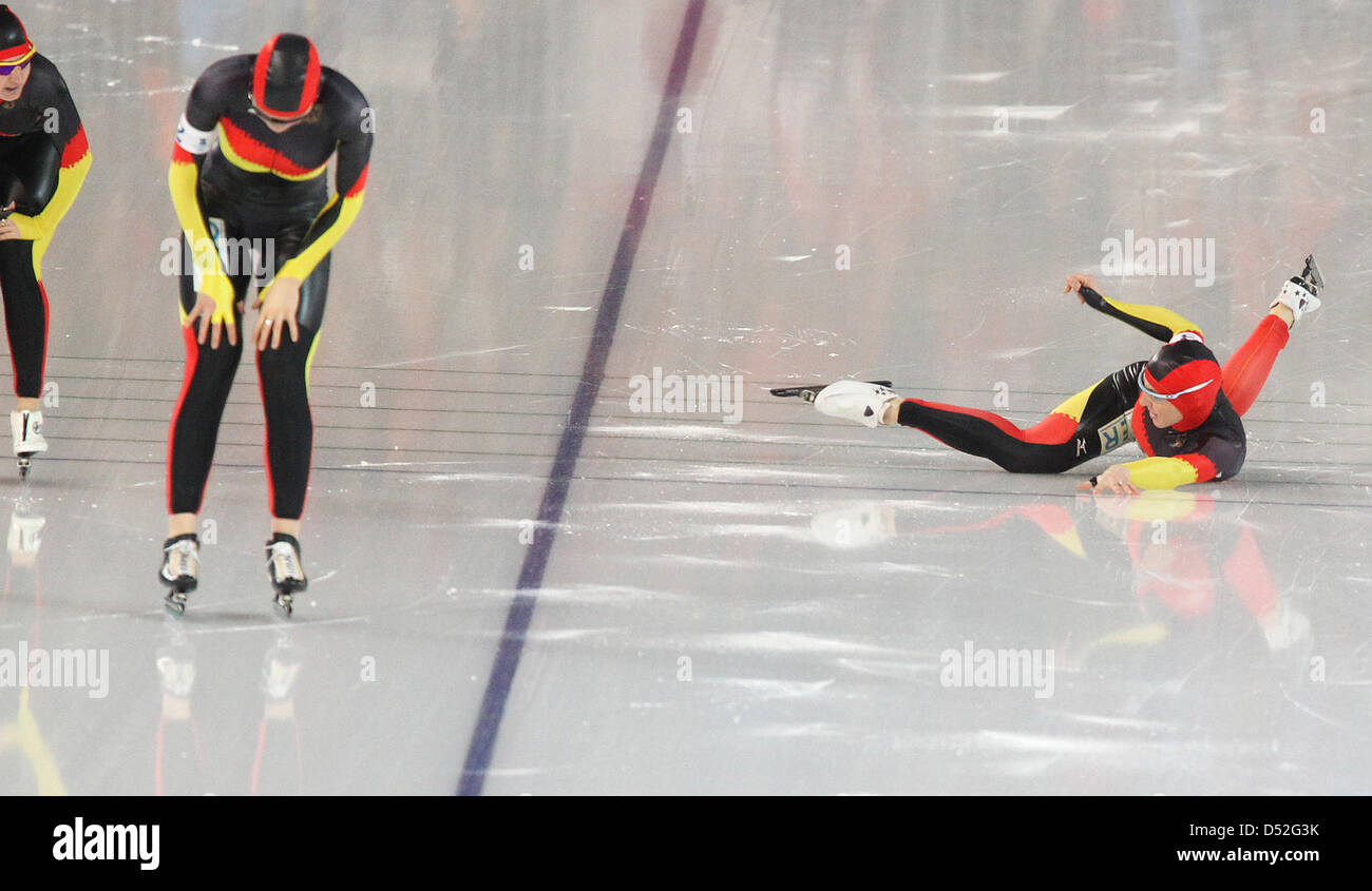 Speed skating falls down hi-res stock photography and images - Alamy